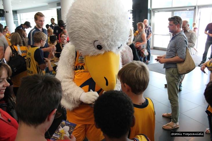 Players and fans, one embrace - Eurohoops