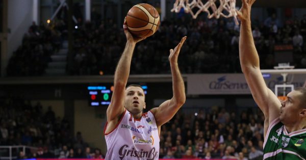 Reggio Emilia and Cantu prevail in thrillers - Eurohoops