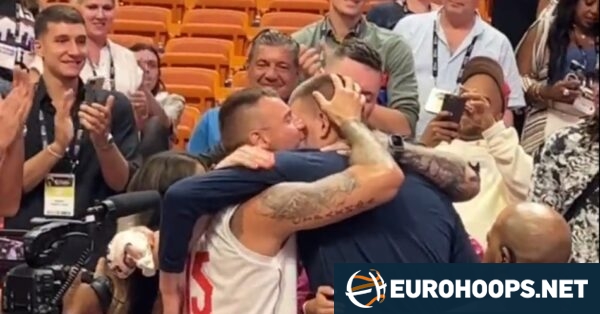 O Γιόκιτς αγκαλιά με τα αδέλφια του κι ο κόουτς Μαλόουν αστειεύεται ...