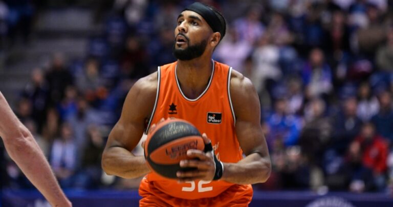 Brandon Davies and Stefan Jovic keep Valencia in the ACB Playoffs ...