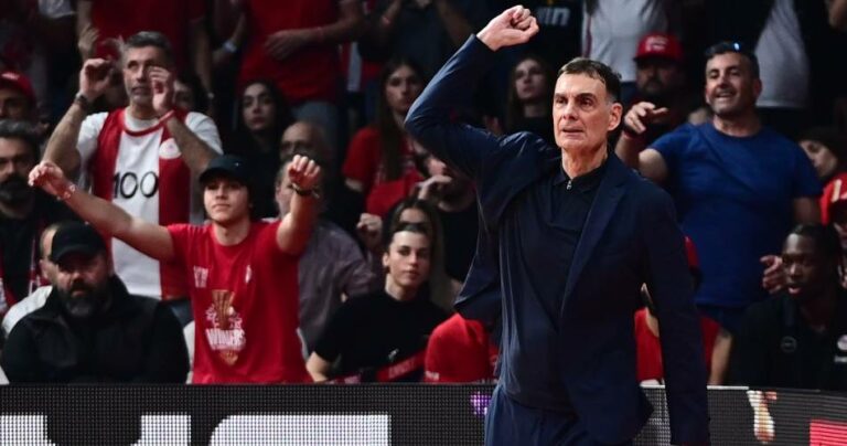 Bartzokas responds to Ataman's refereeing complaints: "He does that ...